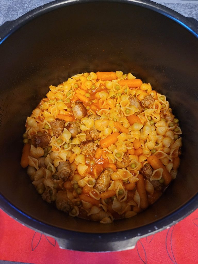 Pâtes, chipolatas et légumes à la sauce tomate | Recettes Cookeo